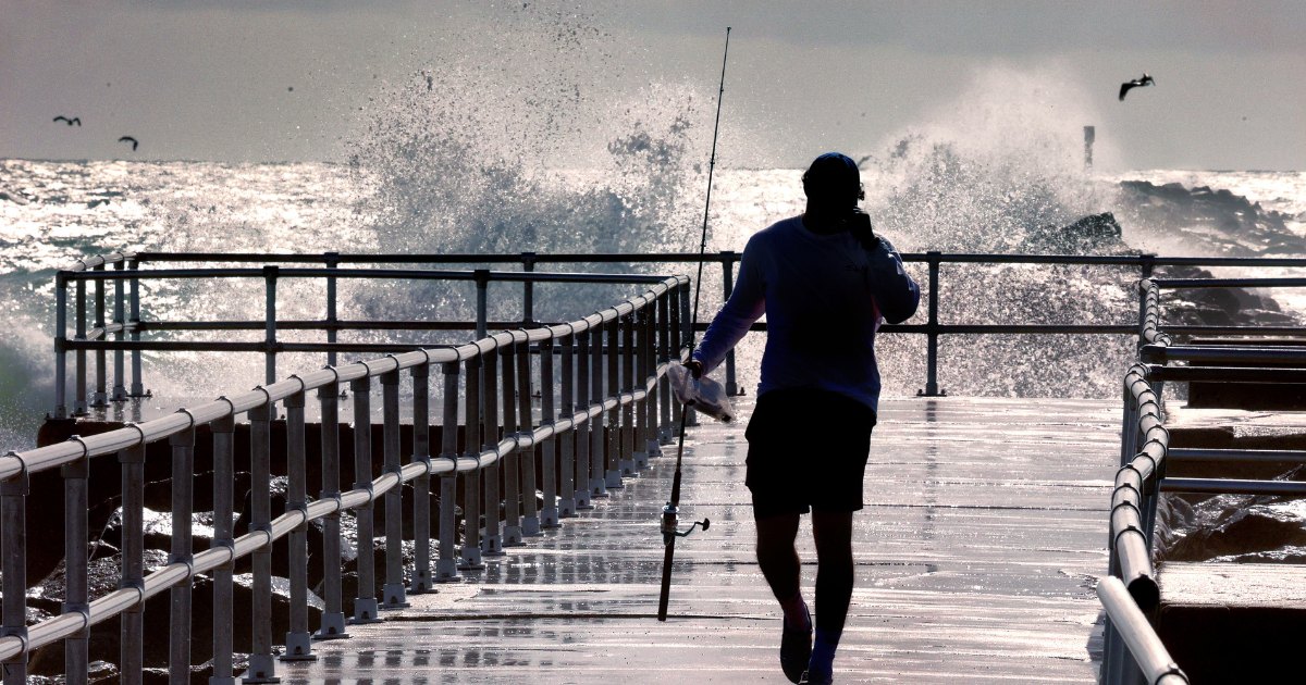 Wild weather: BOM issues warnings for high tides, damaging winds ...