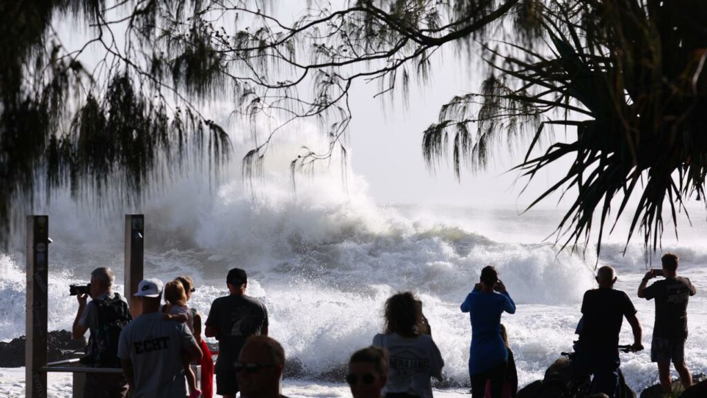 SES issues emergency warnings for people in low lying communities as ...